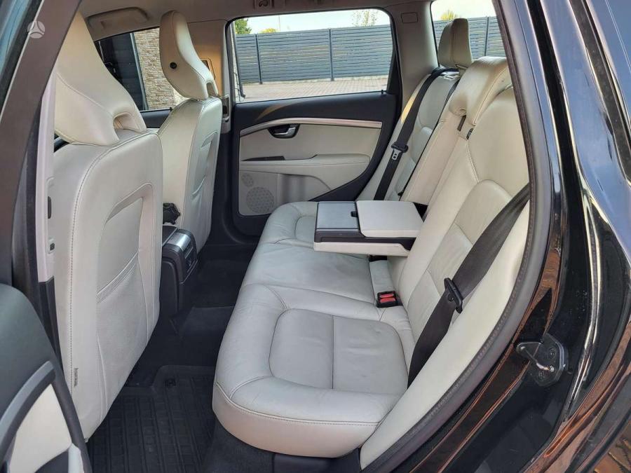 Black Volvo V70 2012 in Vilnius, with an engine capacity of 2.00 L and mileage of 292 thousand km for 5499 €, photo 12 on AUTOMOTO.COM.LV