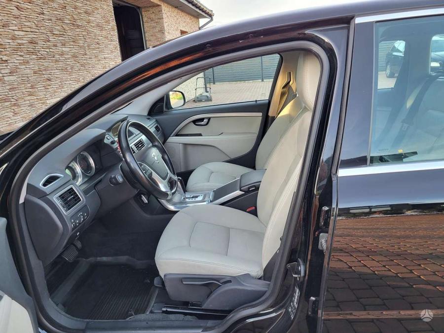 Black Volvo V70 2012 in Vilnius, with an engine capacity of 2.00 L and mileage of 292 thousand km for 5499 €, photo 13 on AUTOMOTO.COM.LV