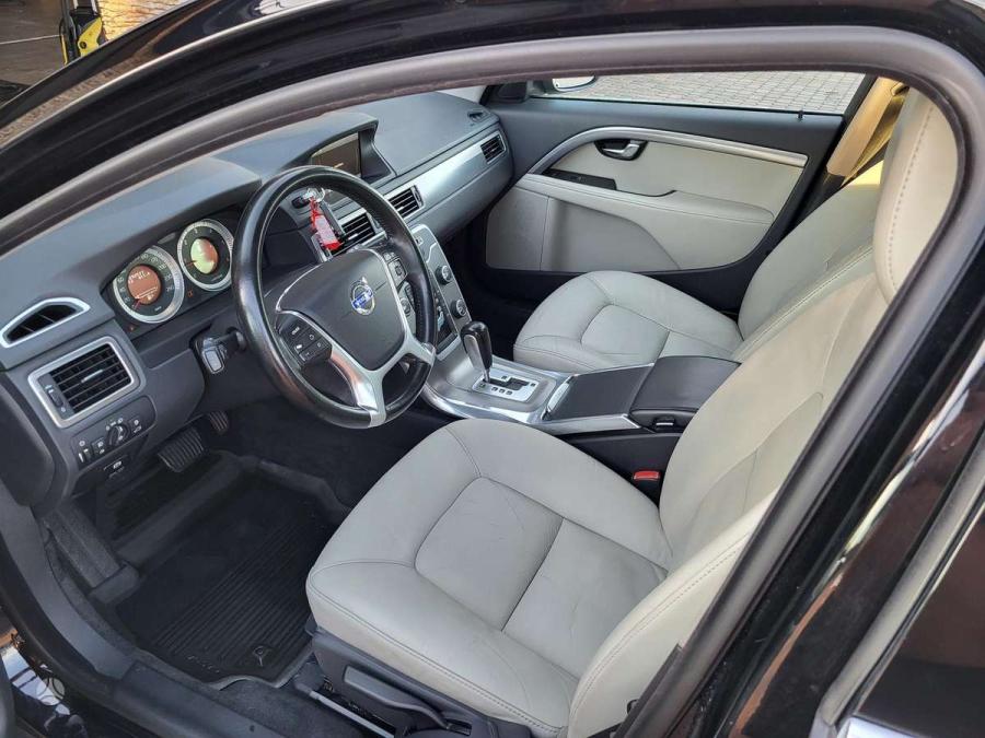 Black Volvo V70 2012 in Vilnius, with an engine capacity of 2.00 L and mileage of 292 thousand km for 5499 €, photo 14 on AUTOMOTO.COM.LV