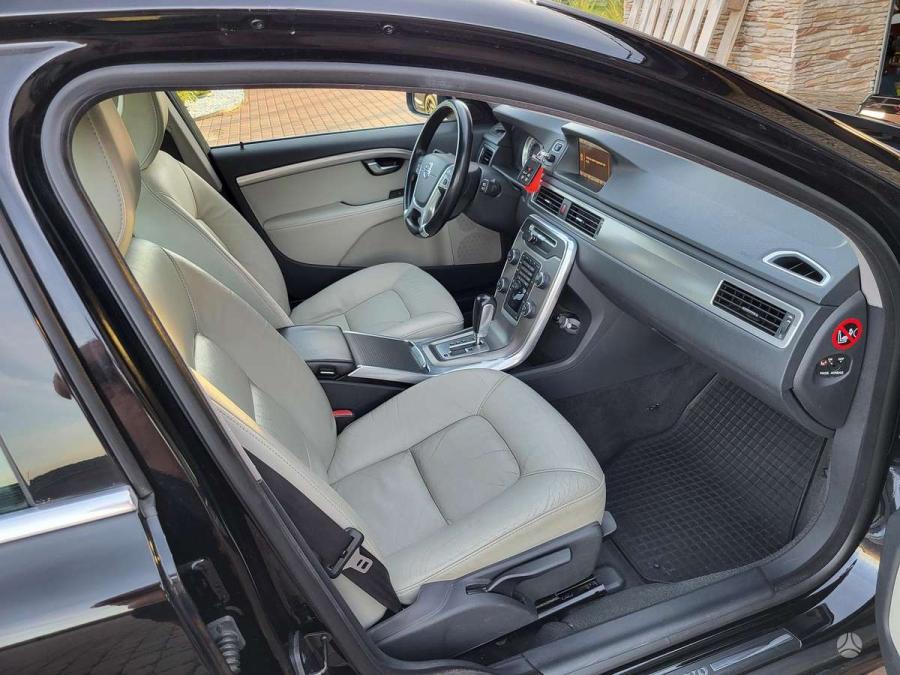 Black Volvo V70 2012 in Vilnius, with an engine capacity of 2.00 L and mileage of 292 thousand km for 5499 €, photo 16 on AUTOMOTO.COM.LV