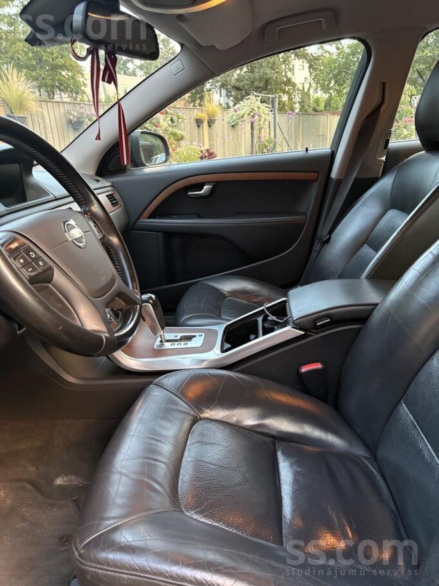 Black Volvo V70 2012 in Riga, with an engine capacity of 2.00 L and mileage of 328 thousand km for 5390 €, photo 8 on AUTOMOTO.COM.LV