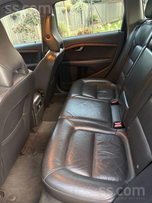 Black Volvo V70 2012 in Riga, with an engine capacity of 2.00 L and mileage of 328 thousand km for 5390 €, photo 10 on AUTOMOTO.COM.LV