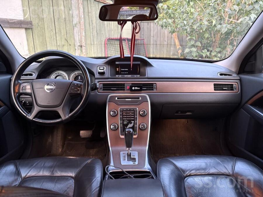 Black Volvo V70 2012 in Riga, with an engine capacity of 2.00 L and mileage of 328 thousand km for 5390 €, photo 11 on AUTOMOTO.COM.LV