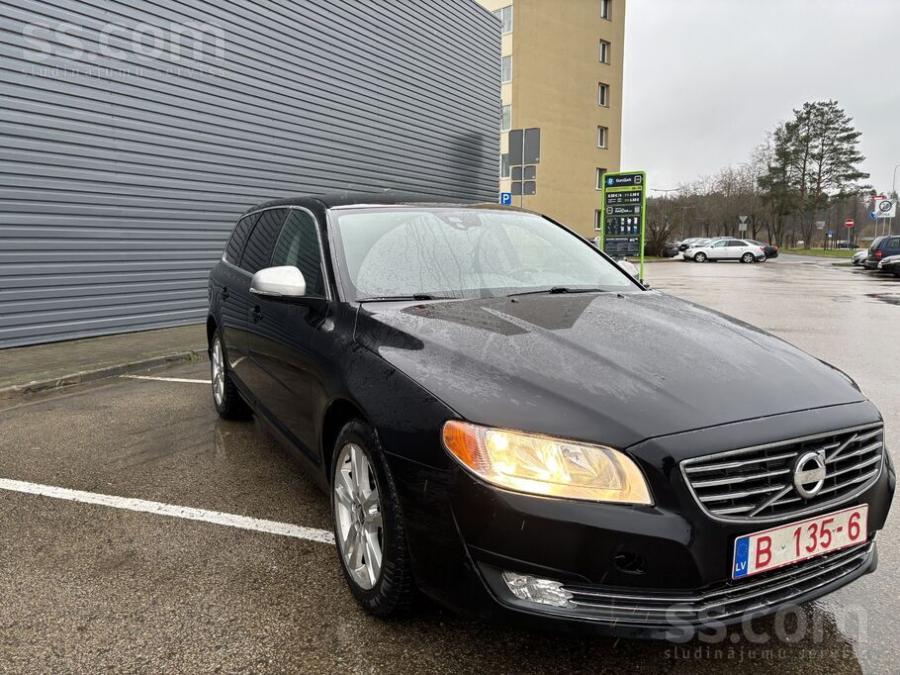 Black Volvo V70 2013 in Jelgava, with an engine capacity of 2.00 L and mileage of 0 thousand km for 6990 €, photo 3 on AUTOMOTO.COM.LV