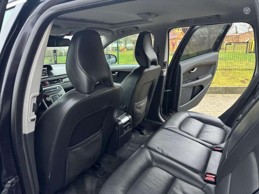 Black Volvo V70 2013 in Kursenai, with an engine capacity of 2.40 L and mileage of 296 thousand km for 6999 €, photo 12 on AUTOMOTO.COM.LV