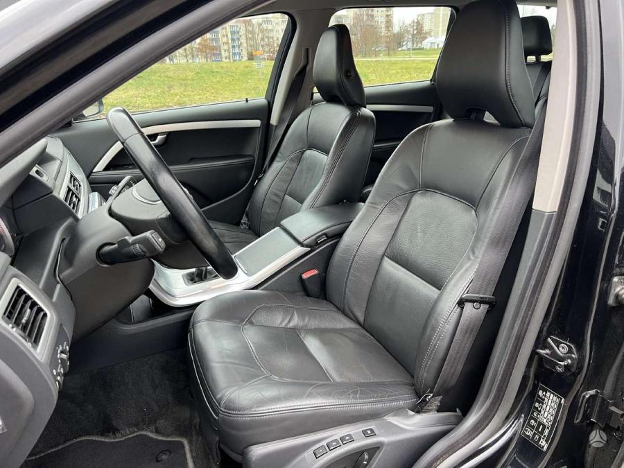 Black Volvo V70 2013 in Vilnius, with an engine capacity of 1.98 L and mileage of 311 thousand km for 5990 €, photo 24 on AUTOMOTO.COM.LV
