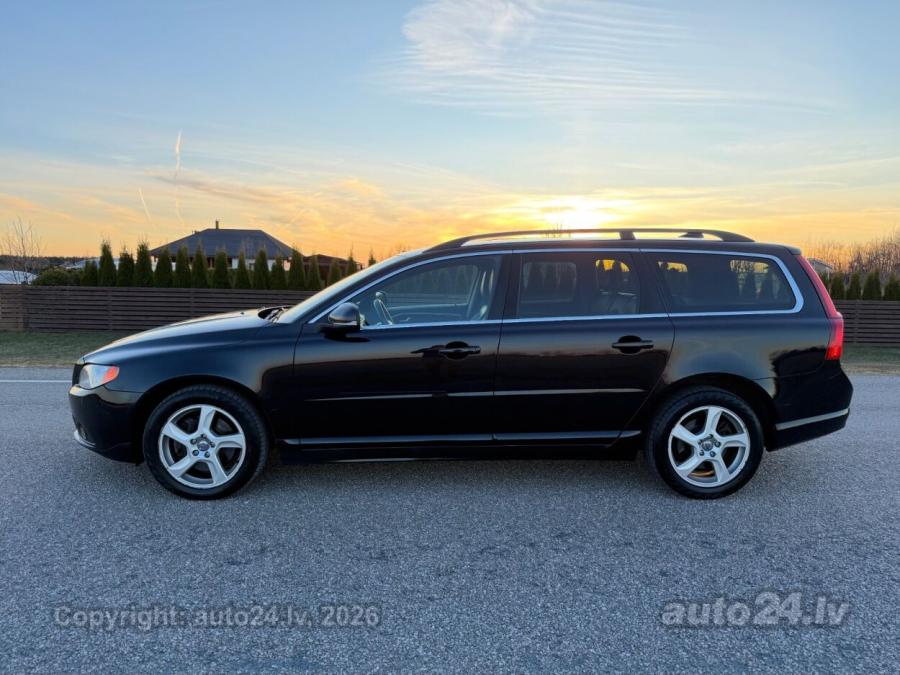 Black Volvo V70 2013 in Tallinn, with an engine capacity of 2.00 L and mileage of 261 thousand km for 7390 €, photo 12 on AUTOMOTO.COM.LV