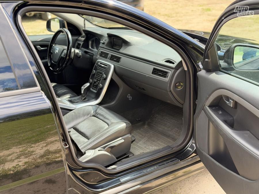 Black Volvo V70 2013 in Vilnius, with an engine capacity of 2.00 L and mileage of 320 thousand km for 4100 €, photo 7 on AUTOMOTO.COM.LV