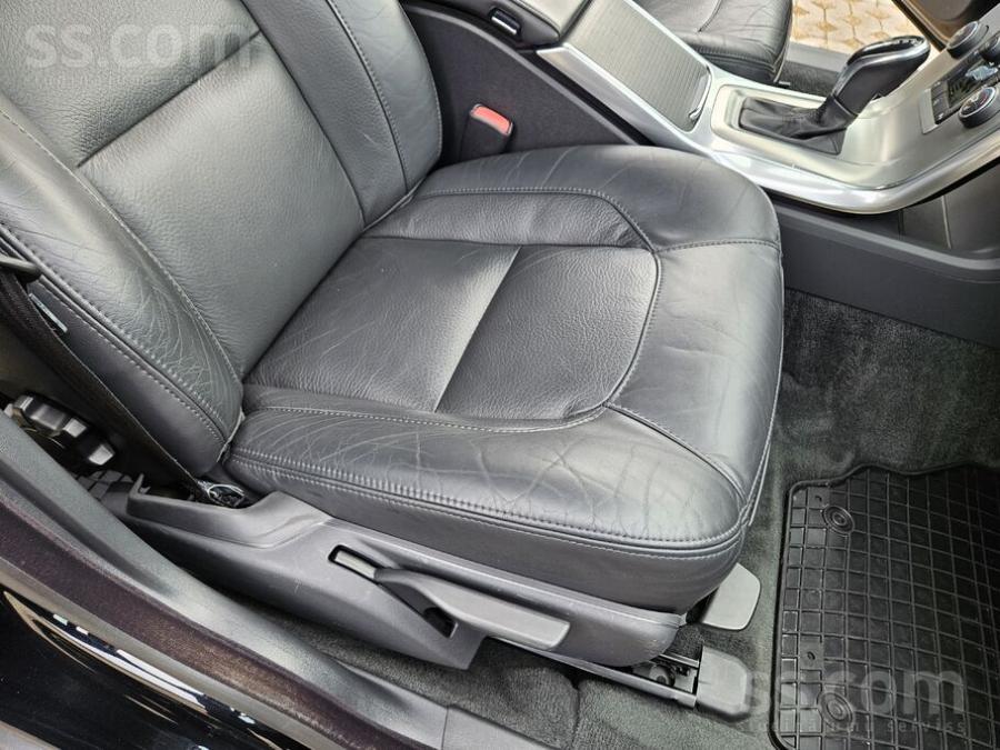 Black Volvo V70 2013 in Jurmala, with an engine capacity of 2.00 L and mileage of 0 thousand km for 5999 €, photo 15 on AUTOMOTO.COM.LV