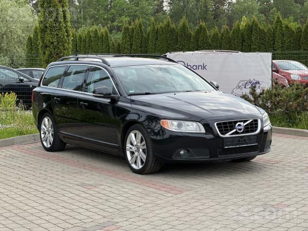 Black Volvo V70 2013 in Cesis, with an engine capacity of 2.40 L and mileage of 290 thousand km for 7800 €, photo 4 on AUTOMOTO.COM.LV