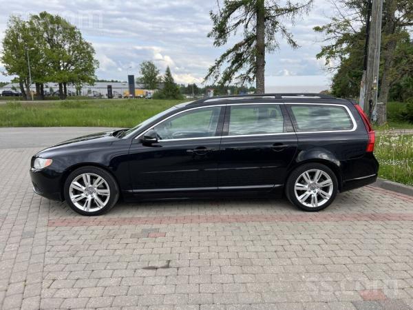 Black Volvo V70 2013 in Cesis, with an engine capacity of 2.40 L and mileage of 290 thousand km for 7800 €, photo 7 on AUTOMOTO.COM.LV