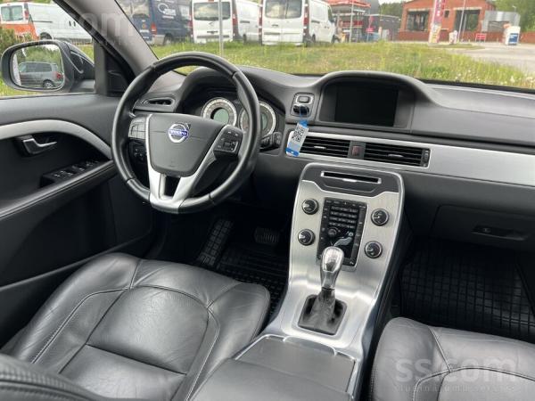 Black Volvo V70 2013 in Cesis, with an engine capacity of 2.40 L and mileage of 290 thousand km for 7800 €, photo 8 on AUTOMOTO.COM.LV