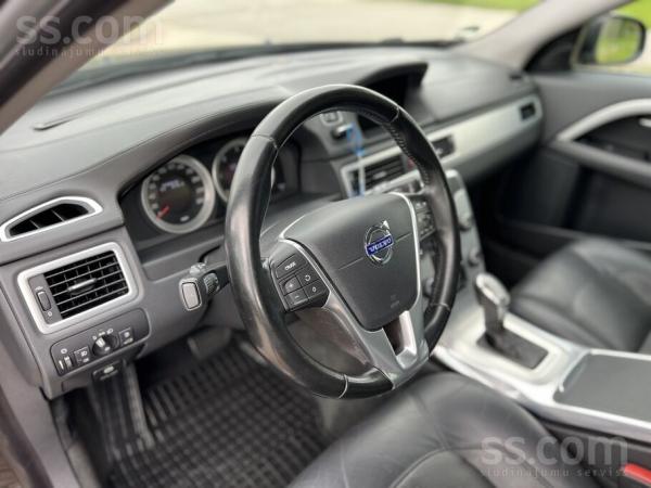Black Volvo V70 2013 in Cesis, with an engine capacity of 2.40 L and mileage of 290 thousand km for 7800 €, photo 10 on AUTOMOTO.COM.LV