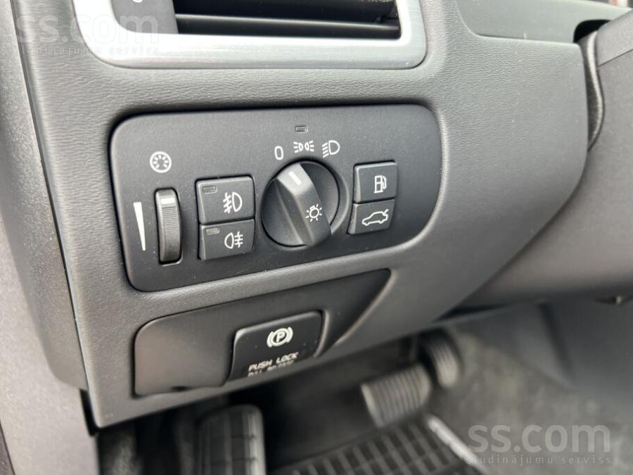 Melns Volvo V70 2013 Cēsis, ar dzinēja tilpumu 2.40 L un nobraukumu 290 tūkst. km par 7800 €, foto 18 vietnē AUTOMOTO.COM.LV