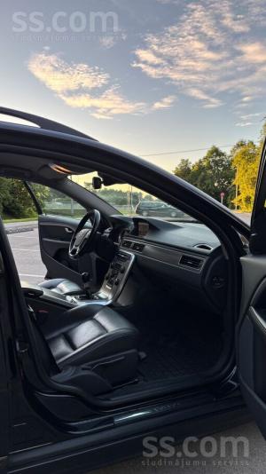 Black Volvo V70 2013 in Riga, with an engine capacity of 2.00 L and mileage of 273 thousand km for 6900 €, photo 8 on AUTOMOTO.COM.LV