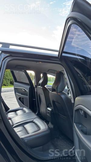 Black Volvo V70 2013 in Riga, with an engine capacity of 2.00 L and mileage of 273 thousand km for 6900 €, photo 9 on AUTOMOTO.COM.LV