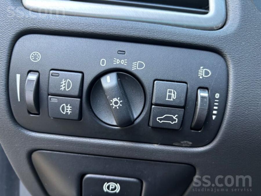 Black Volvo V70 2013 in Riga, with an engine capacity of 2.00 L and mileage of 273 thousand km for 6900 €, photo 12 on AUTOMOTO.COM.LV