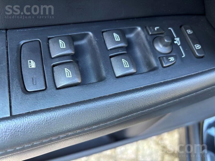 Black Volvo V70 2013 in Riga, with an engine capacity of 2.00 L and mileage of 273 thousand km for 6900 €, photo 14 on AUTOMOTO.COM.LV