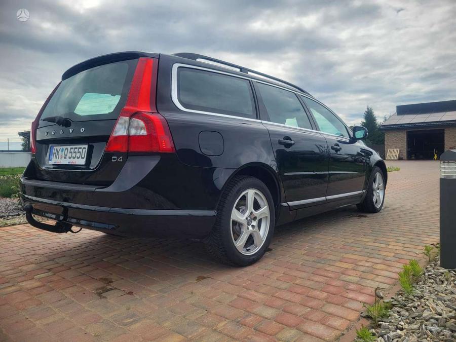 Black Volvo V70 2013 in Vilnius, with an engine capacity of 1.97 L and mileage of 289 thousand km for 5777 €, photo 1 on AUTOMOTO.COM.LV