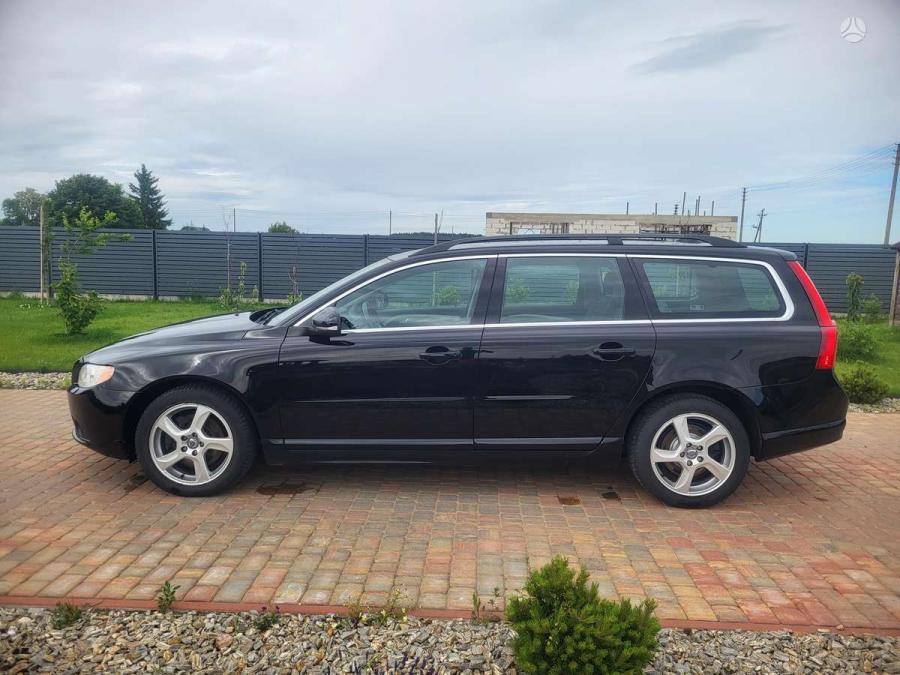 Black Volvo V70 2013 in Vilnius, with an engine capacity of 1.97 L and mileage of 289 thousand km for 5777 €, photo 6 on AUTOMOTO.COM.LV