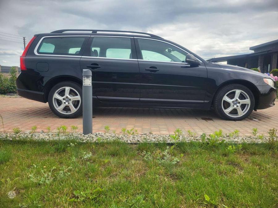 Black Volvo V70 2013 in Vilnius, with an engine capacity of 1.97 L and mileage of 289 thousand km for 5777 €, photo 9 on AUTOMOTO.COM.LV