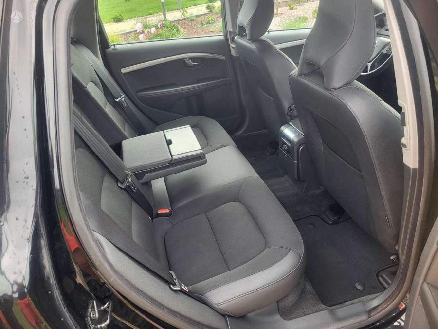 Black Volvo V70 2013 in Vilnius, with an engine capacity of 1.97 L and mileage of 289 thousand km for 5777 €, photo 16 on AUTOMOTO.COM.LV