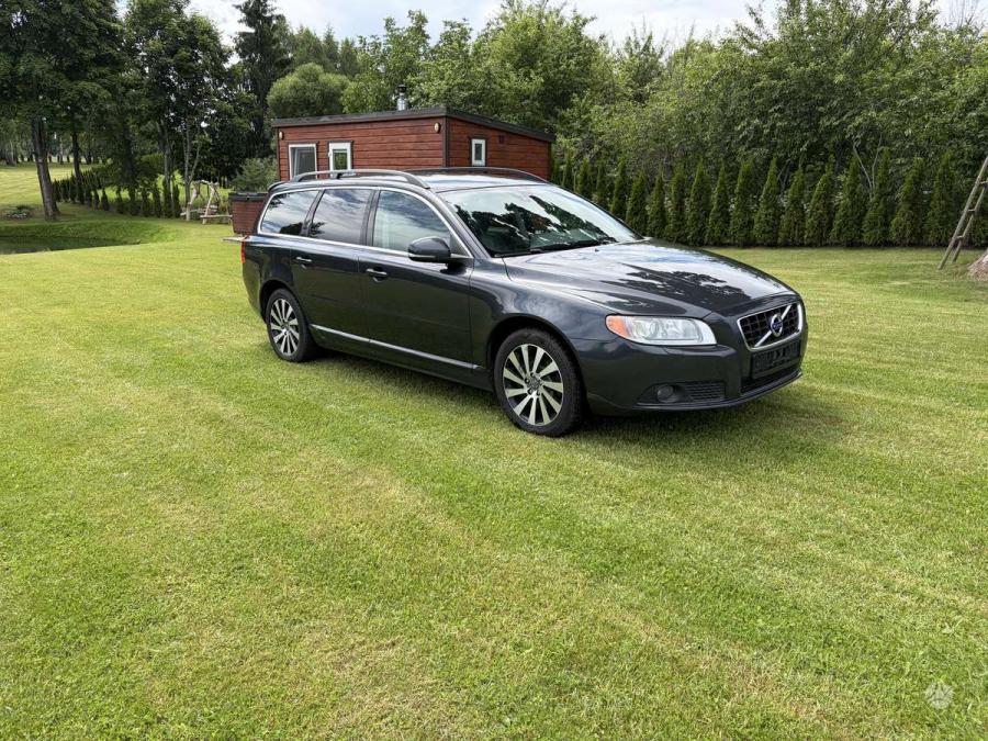 Black Volvo V70 2013 in Vilnius, with an engine capacity of 2.40 L and mileage of 286 thousand km for 7400 €, photo 1 on AUTOMOTO.COM.LV