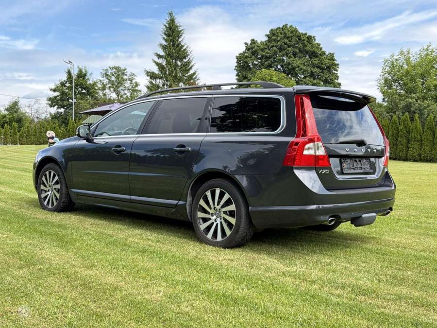 Black Volvo V70 2013 in Vilnius, with an engine capacity of 2.40 L and mileage of 286 thousand km for 7400 €, photo 3 on AUTOMOTO.COM.LV