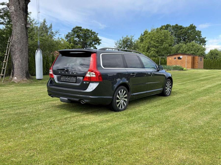 Black Volvo V70 2013 in Vilnius, with an engine capacity of 2.40 L and mileage of 286 thousand km for 7400 €, photo 4 on AUTOMOTO.COM.LV