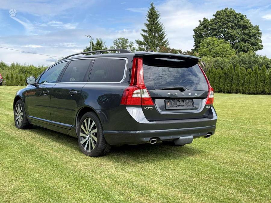 Black Volvo V70 2013 in Vilnius, with an engine capacity of 2.40 L and mileage of 286 thousand km for 7400 €, photo 5 on AUTOMOTO.COM.LV