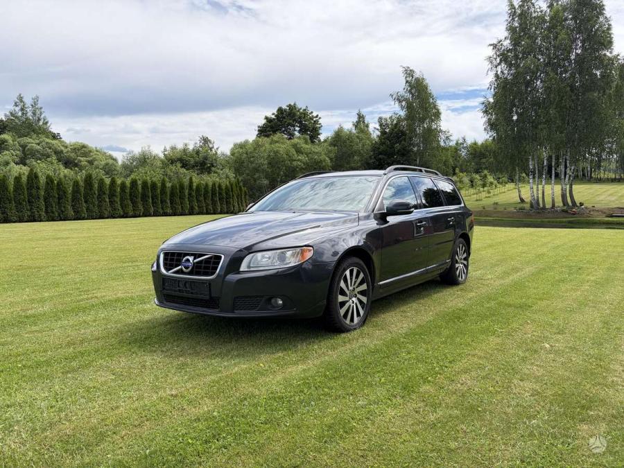 Black Volvo V70 2013 in Vilnius, with an engine capacity of 2.40 L and mileage of 286 thousand km for 7400 €, photo 8 on AUTOMOTO.COM.LV