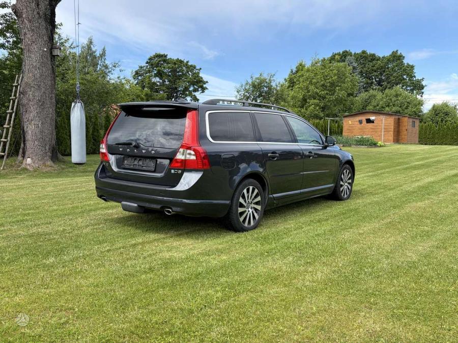 Black Volvo V70 2013 in Vilnius, with an engine capacity of 2.40 L and mileage of 286 thousand km for 7400 €, photo 9 on AUTOMOTO.COM.LV