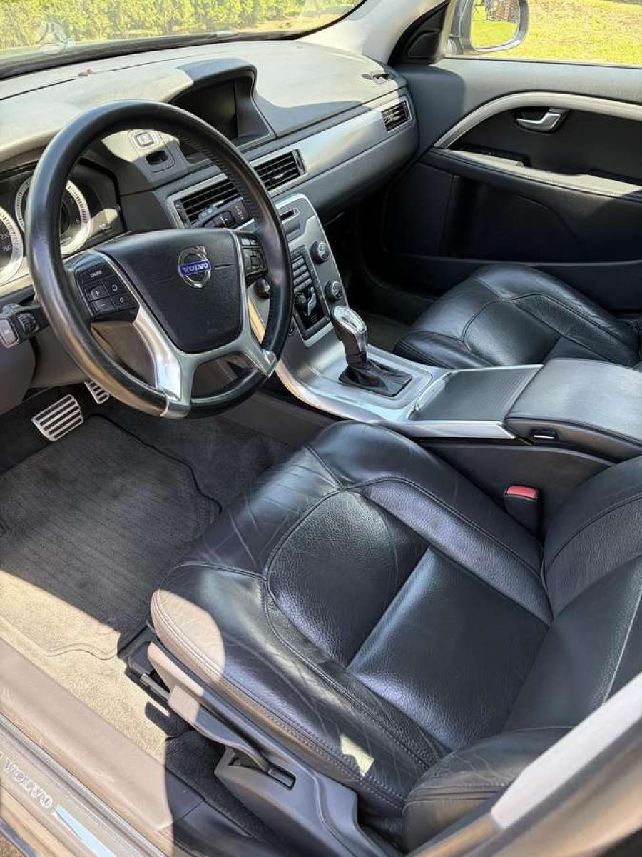 Black Volvo V70 2013 in Vilnius, with an engine capacity of 2.40 L and mileage of 286 thousand km for 7400 €, photo 10 on AUTOMOTO.COM.LV