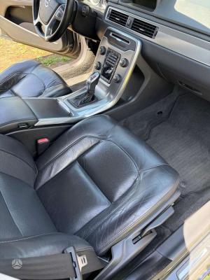 Black Volvo V70 2013 in Vilnius, with an engine capacity of 2.40 L and mileage of 286 thousand km for 7400 €, photo 11 on AUTOMOTO.COM.LV