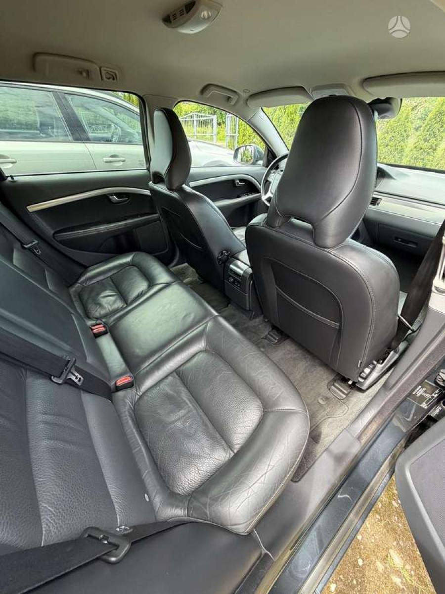 Black Volvo V70 2013 in Vilnius, with an engine capacity of 2.40 L and mileage of 286 thousand km for 7400 €, photo 12 on AUTOMOTO.COM.LV