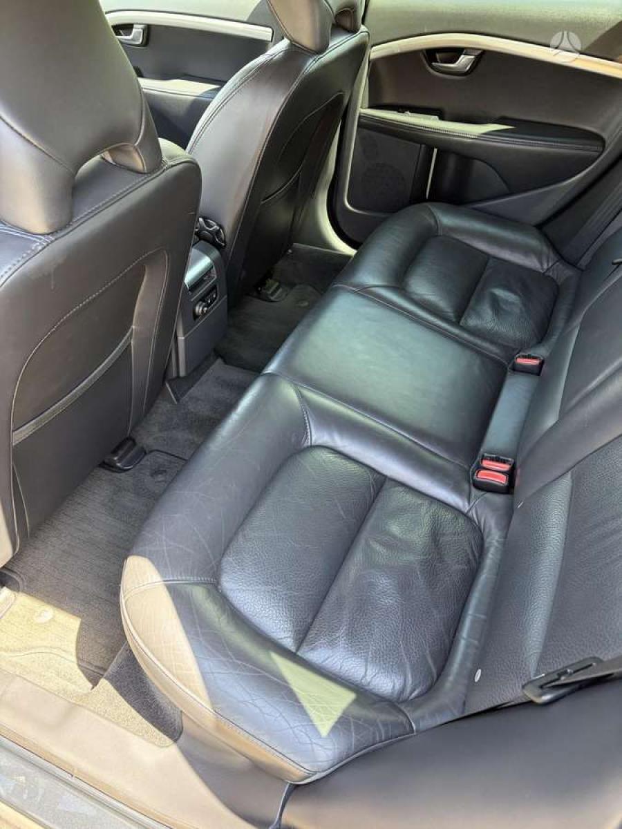 Black Volvo V70 2013 in Vilnius, with an engine capacity of 2.40 L and mileage of 286 thousand km for 7400 €, photo 14 on AUTOMOTO.COM.LV