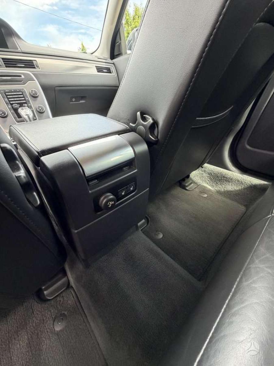 Black Volvo V70 2013 in Vilnius, with an engine capacity of 2.40 L and mileage of 286 thousand km for 7400 €, photo 15 on AUTOMOTO.COM.LV
