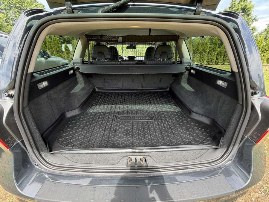Black Volvo V70 2013 in Vilnius, with an engine capacity of 2.40 L and mileage of 286 thousand km for 7400 €, photo 16 on AUTOMOTO.COM.LV
