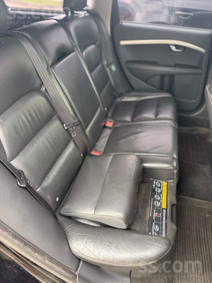 Black Volvo V70 2013 in Daugavpils, with an engine capacity of 2.00 L and mileage of 240 thousand km for 4200 €, photo 5 on AUTOMOTO.COM.LV