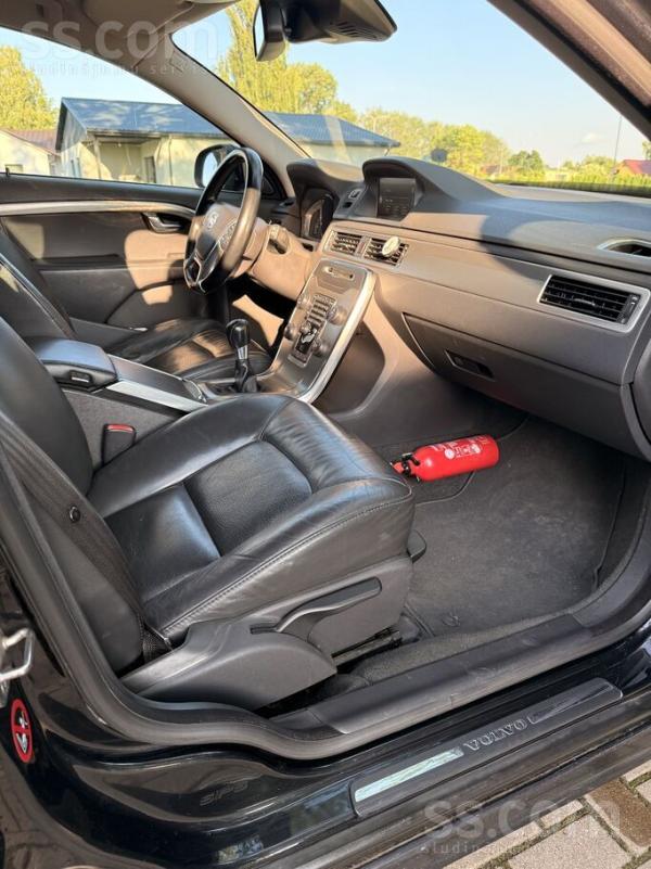 Black Volvo V70 2013 in Valmiera, with an engine capacity of 2.00 L and mileage of 304 thousand km for 6600 €, photo 8 on AUTOMOTO.COM.LV