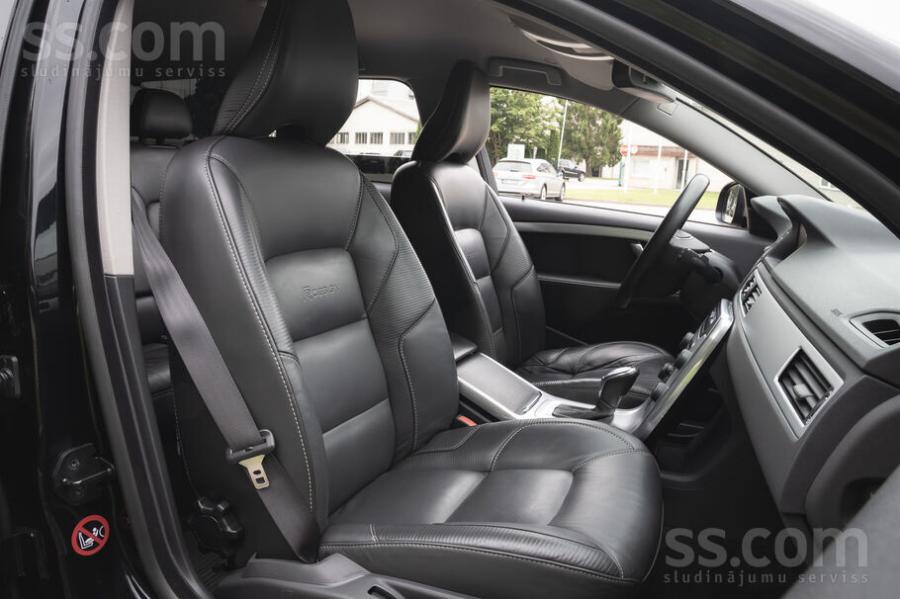Black Volvo V70 2013 in Tukums, with an engine capacity of 2.00 L and mileage of 319 thousand km for 7950 €, photo 18 on AUTOMOTO.COM.LV