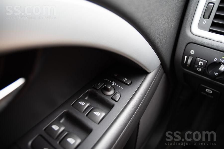 Black Volvo V70 2013 in Tukums, with an engine capacity of 2.00 L and mileage of 319 thousand km for 7950 €, photo 31 on AUTOMOTO.COM.LV