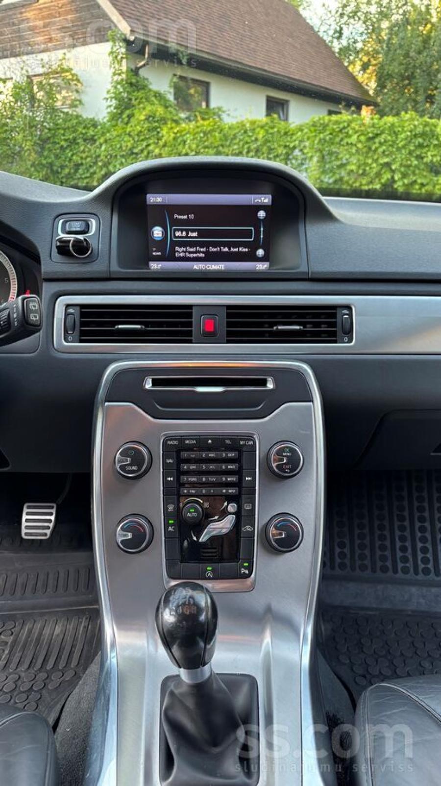 Black Volvo V70 2013 in Riga, with an engine capacity of 2.00 L and mileage of 274 thousand km for 6500 €, photo 15 on AUTOMOTO.COM.LV