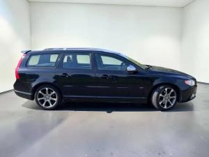 Black Volvo V70 2013 in Jurmala, with an engine capacity of 2.00 L and mileage of 0 thousand km for 6950 €, photo 5 on AUTOMOTO.COM.LV