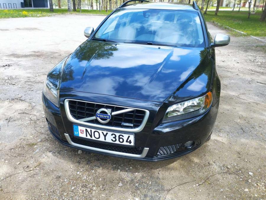 Black Volvo V70 2013 in Plunge, with an engine capacity of 2.40 L and mileage of 248 thousand km for 6700 €, photo 1 on AUTOMOTO.COM.LV