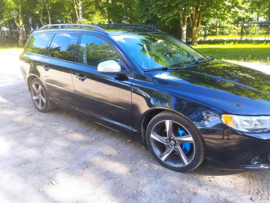 Black Volvo V70 2013 in Plunge, with an engine capacity of 2.40 L and mileage of 248 thousand km for 6700 €, photo 17 on AUTOMOTO.COM.LV