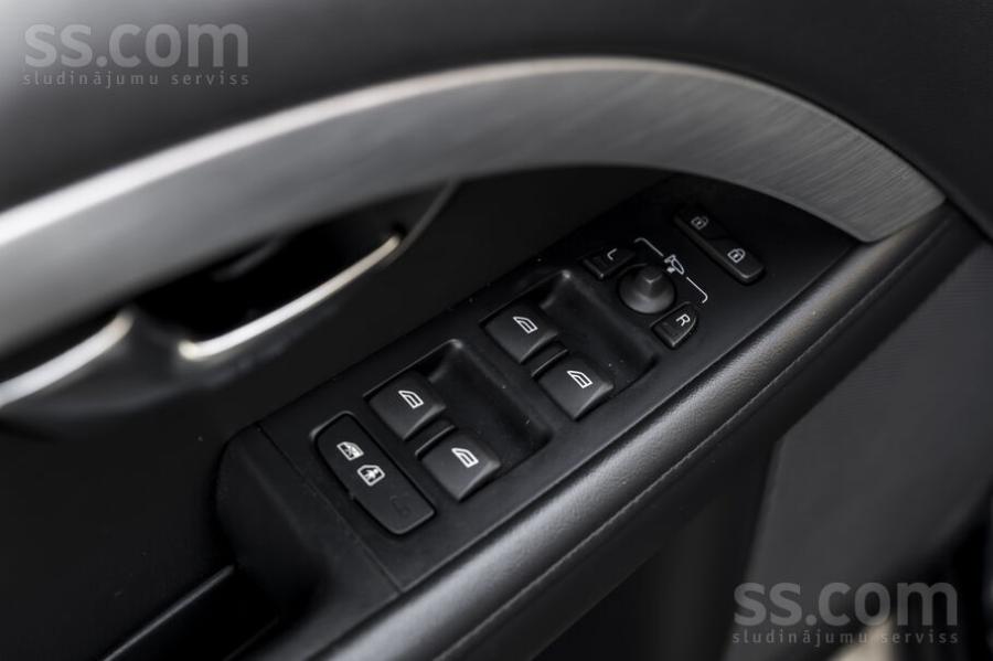 Black Volvo V70 2013 in Riga, with an engine capacity of 2.00 L and mileage of 281 thousand km for 7250 €, photo 21 on AUTOMOTO.COM.LV