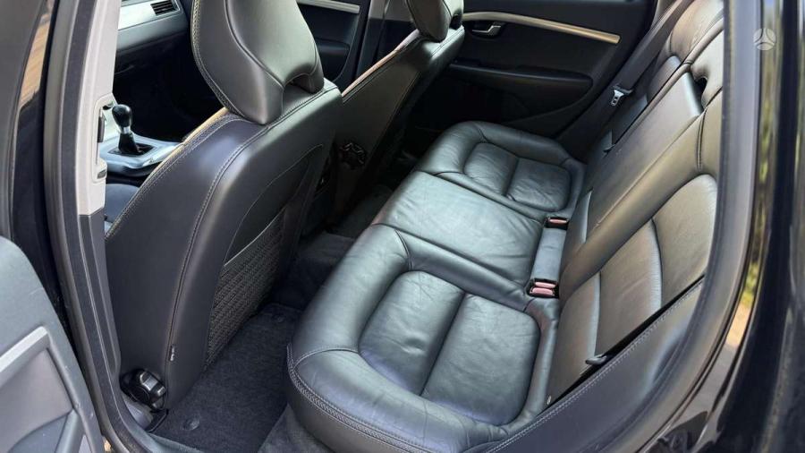 Black Volvo V70 2013 in Ukmerge, with an engine capacity of 1.98 L and mileage of 350 thousand km for 5900 €, photo 18 on AUTOMOTO.COM.LV