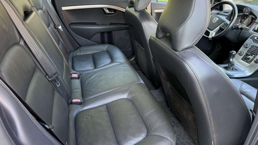 Black Volvo V70 2013 in Ukmerge, with an engine capacity of 1.98 L and mileage of 350 thousand km for 5900 €, photo 19 on AUTOMOTO.COM.LV