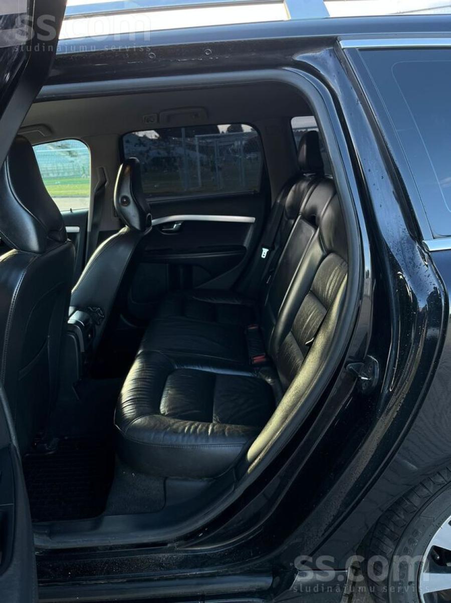 Black Volvo V70 2013 in Valmiera, with an engine capacity of 2.00 L and mileage of 450 thousand km for 4300 €, photo 4 on AUTOMOTO.COM.LV